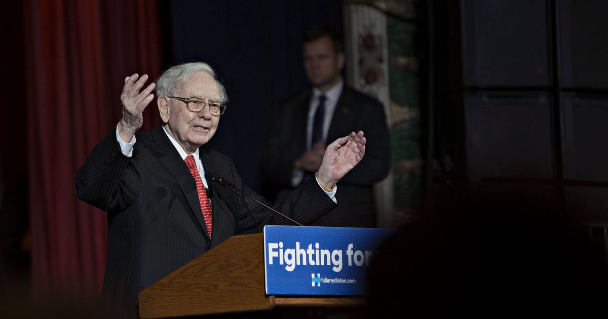 Warren Buffett Dares Trump to Release His Tax Returns