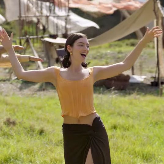 A Complete GIF Guide to Lorde’s Dance Moves