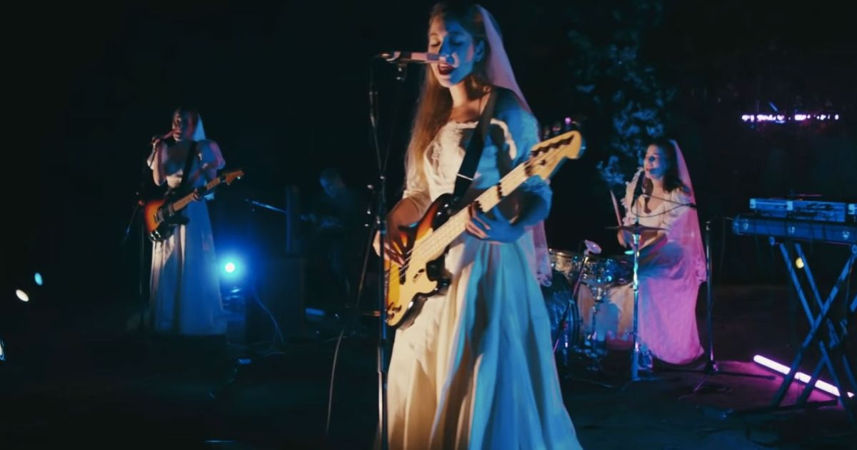 WATCH: Haim ‘3 A.M.’ With Robert Pattinson on ‘Seth Meyers’