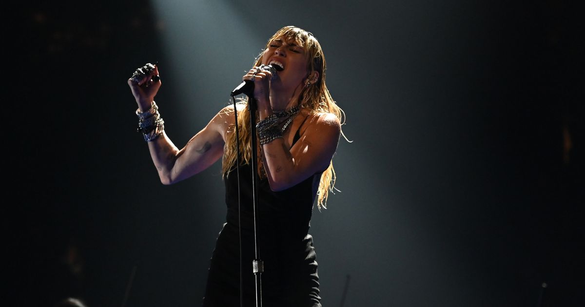 Miley Cyrus Performs ‘Slide Away’ at 2019 MTV VMAs