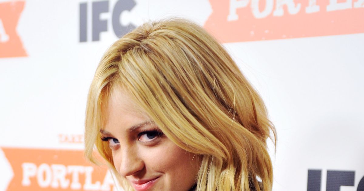 Snls Abby Elliott Lands Fox Comedy Pilot