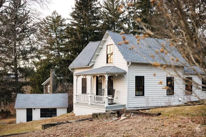 Inness’ Hotel Designers Post Company Design an Upstate House