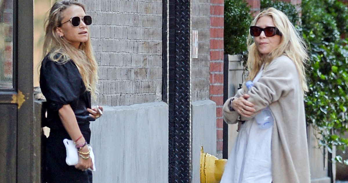 Mary-Kate and Ashley Olsen Take a Smoke Break