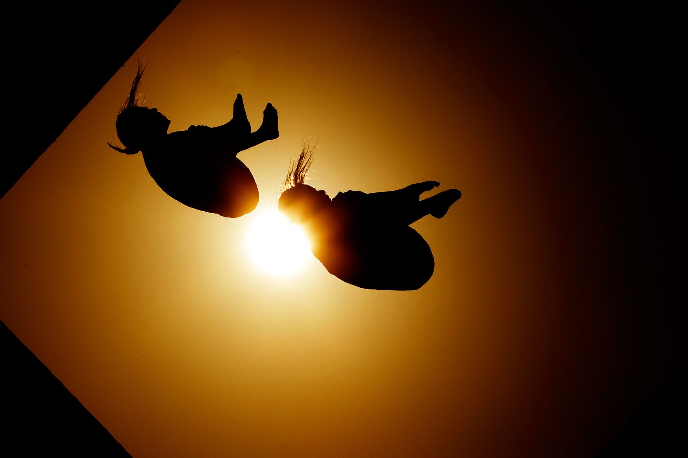 Photographer Freezes the Midair Moments of Olympic Divers