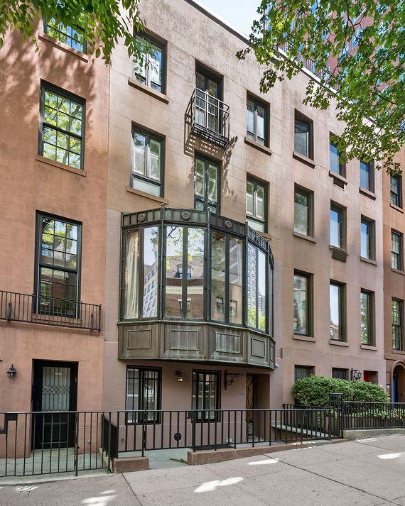 A Lenox Hill Townhouse With an Eccentric Sculptural Railing