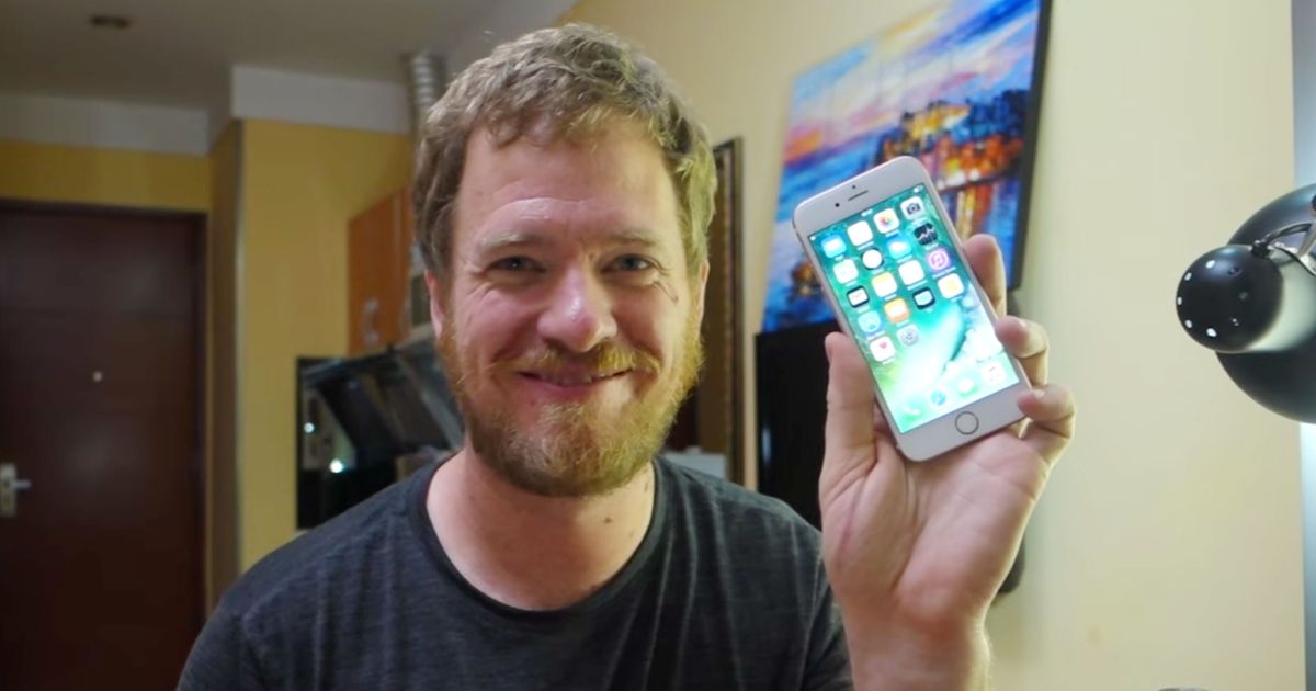 Man Builds iPhone 6s From Scratch in China