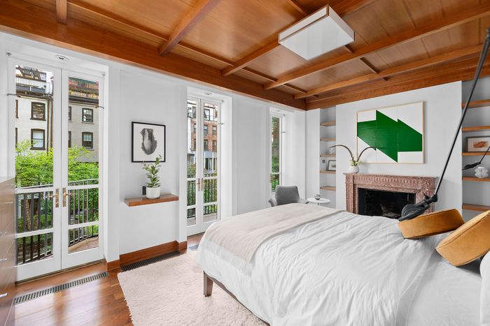 A Lenox Hill Townhouse With an Eccentric Sculptural Railing