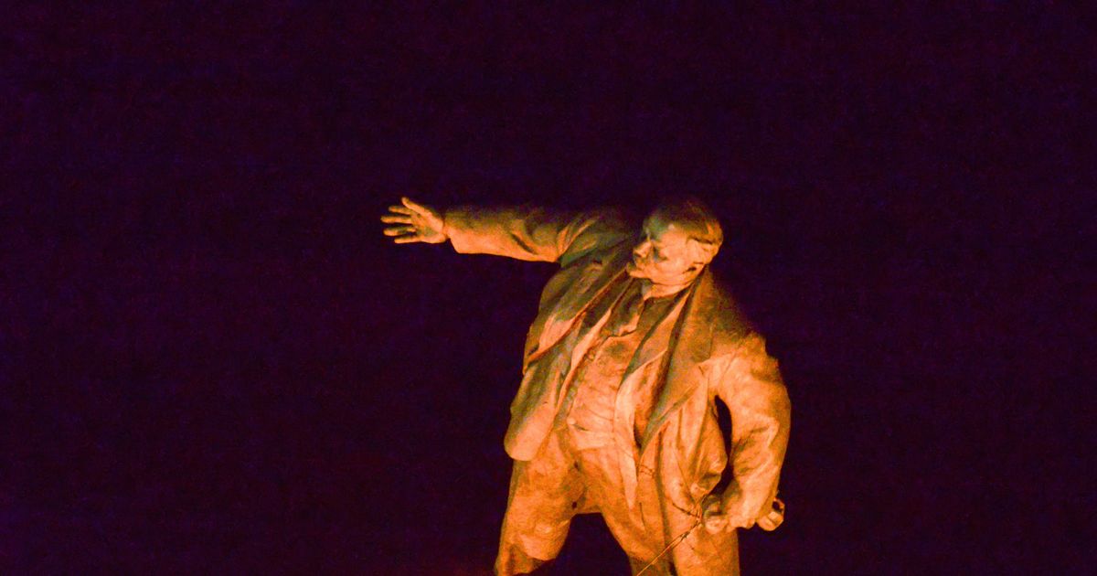 Protesters Topple Ukraine’s Largest Lenin Statue