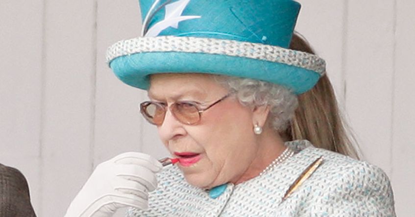 Queen Elizabeth Reportedly Does Her Own Makeup