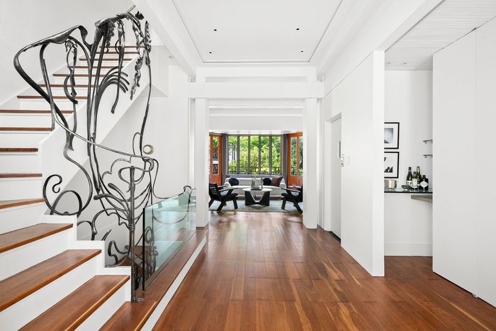 A Lenox Hill Townhouse With an Eccentric Sculptural Railing