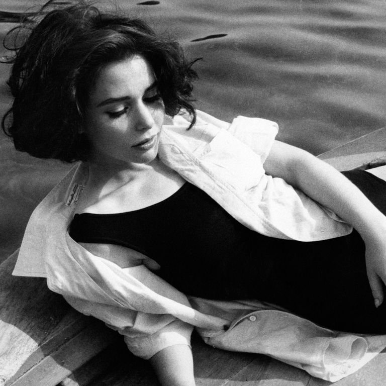 30 Bombshell Babes in Modest Swimwear