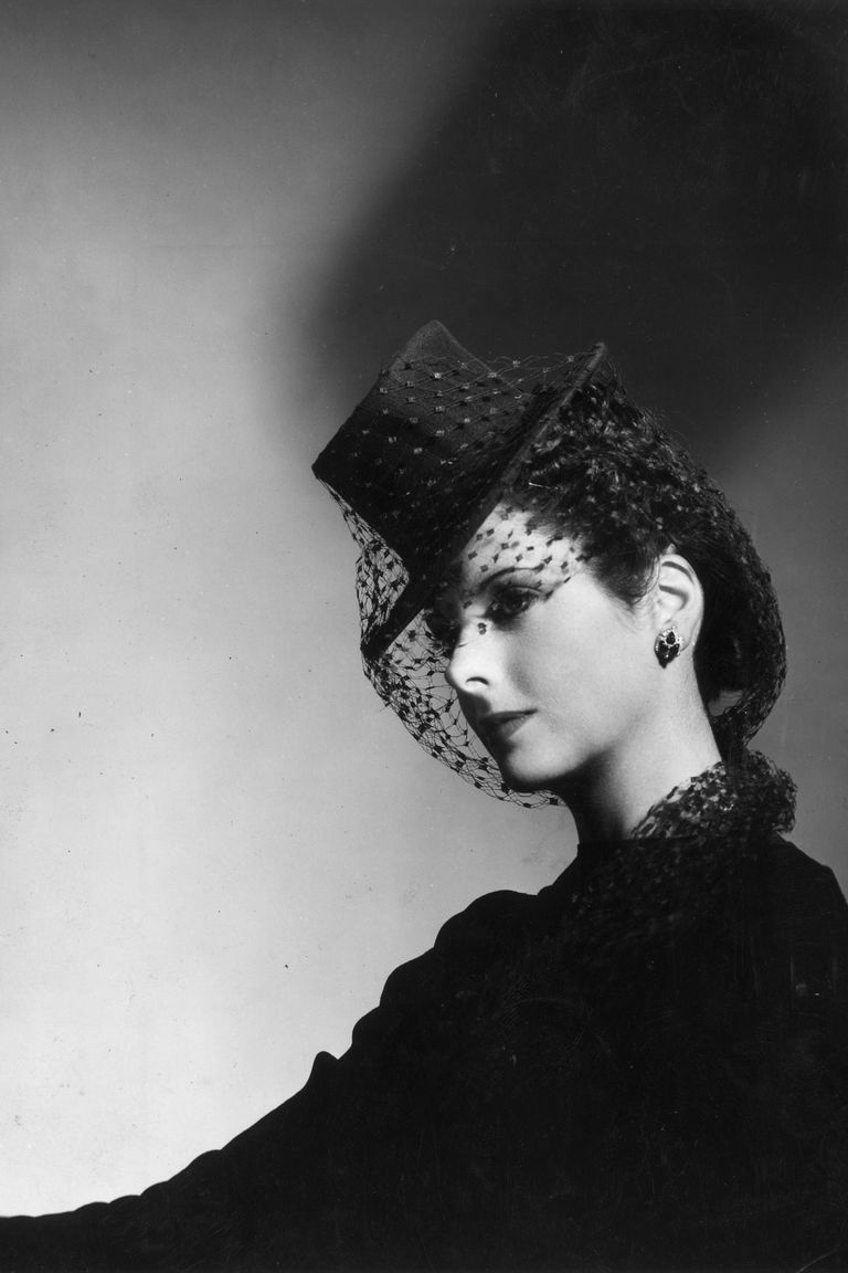 20 Vintage Photos of Beautiful Women in Veils
