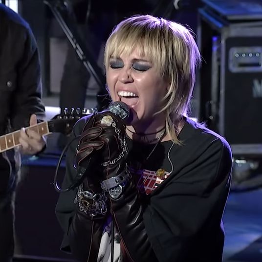 VMAs 2020: Miley Cyrus to Perform ‘Midnight Sky’