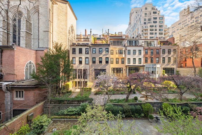 A Lenox Hill Townhouse With an Eccentric Sculptural Railing