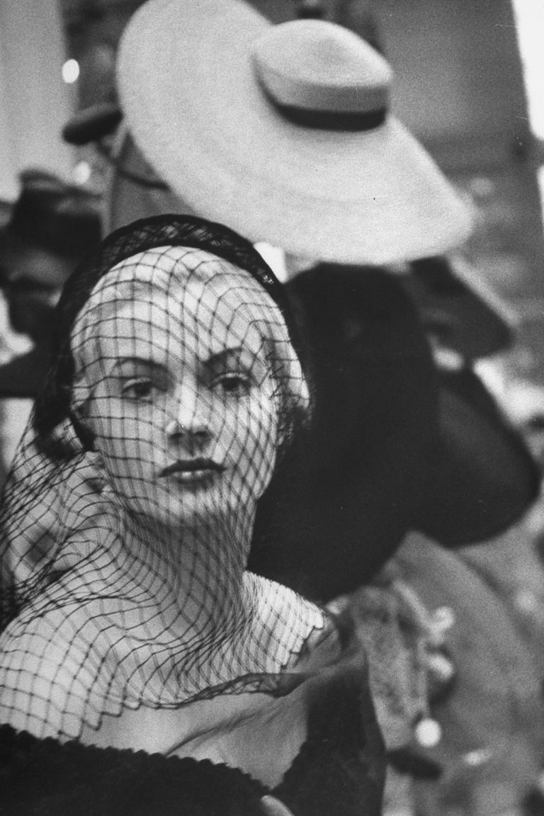 20 Vintage Photos of Beautiful Women in Veils