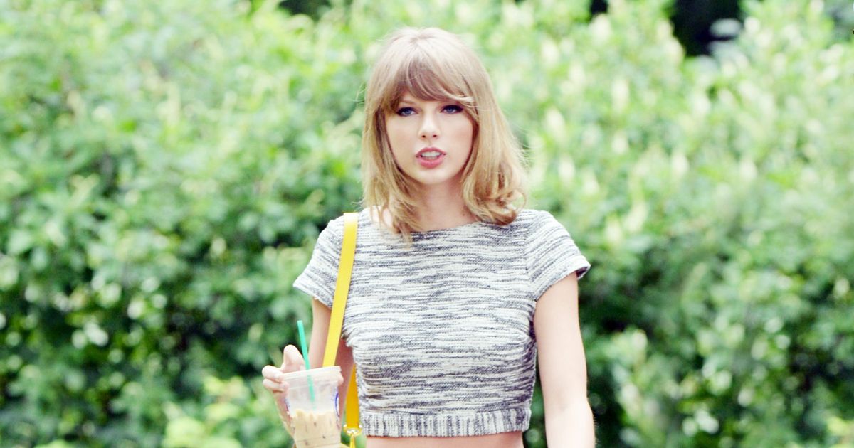 Taylor Swift Wore Pink Pumps to Stroll in the Park