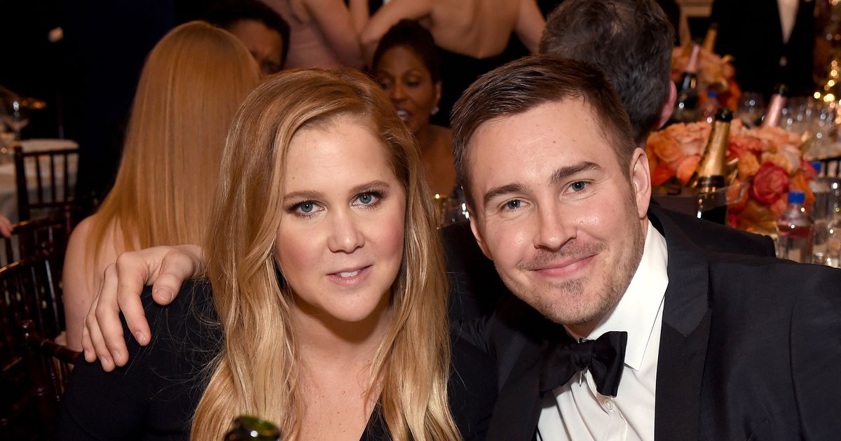 Amy Schumer’s Boyfriend Masterfully Shoos Away Photographers