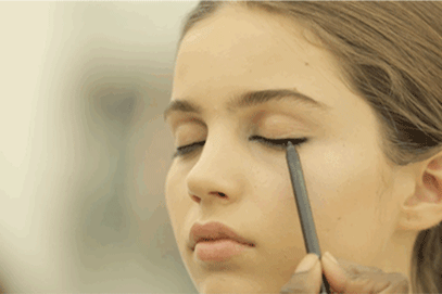 Beauty GIF: How to Draw Stop-Start Eyeliner