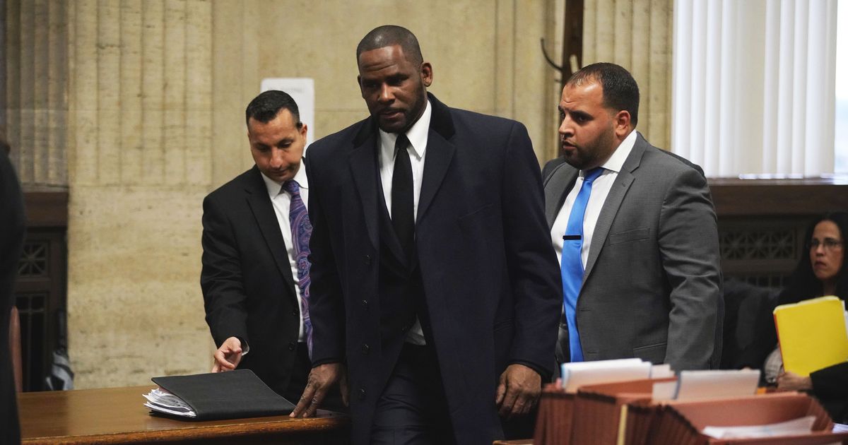 R. Kelly Charged With 11 New Counts of Felony Assault