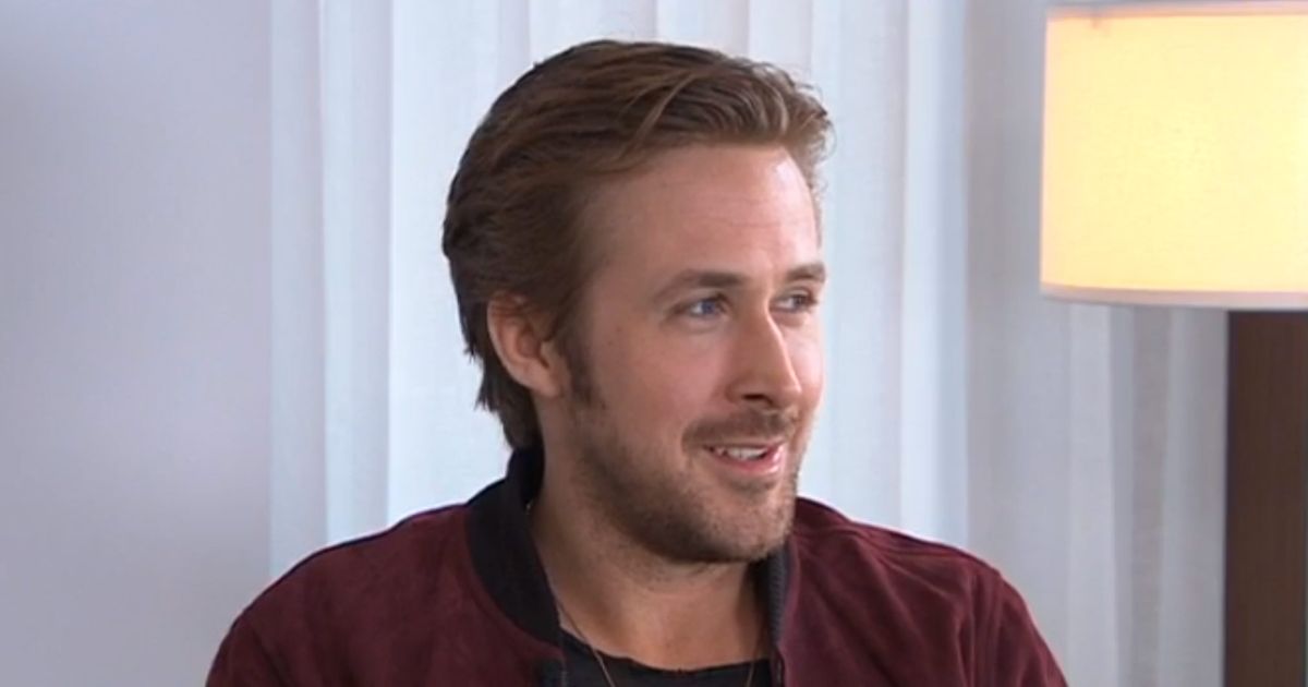 Ryan Gosling Gets a Text During an Interview, Learns What Embarrassment ...