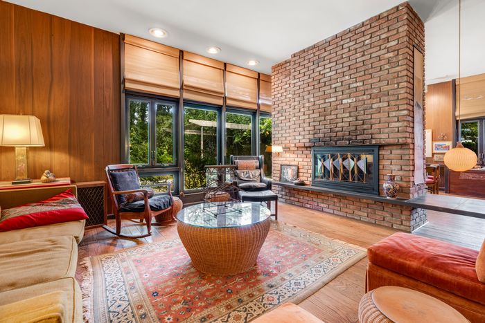 Frank Lloyd Wright–Inspired House in Jamaica Estates Queens