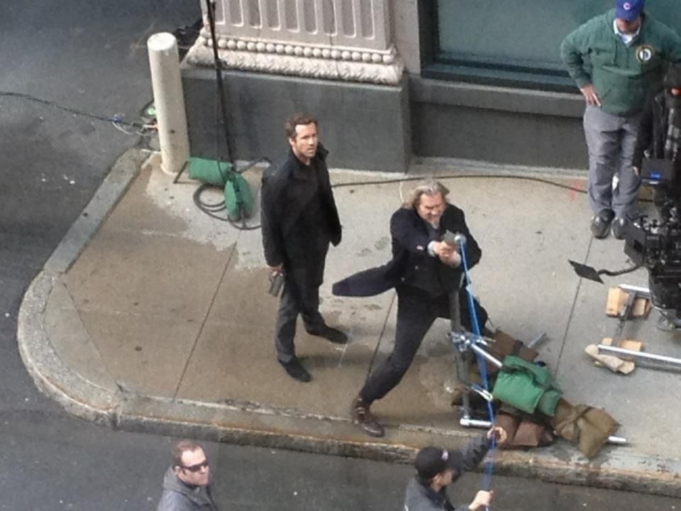 Look, It’s a Candid Picture of Ryan Reynolds and Jeff Bridges Shooting ...