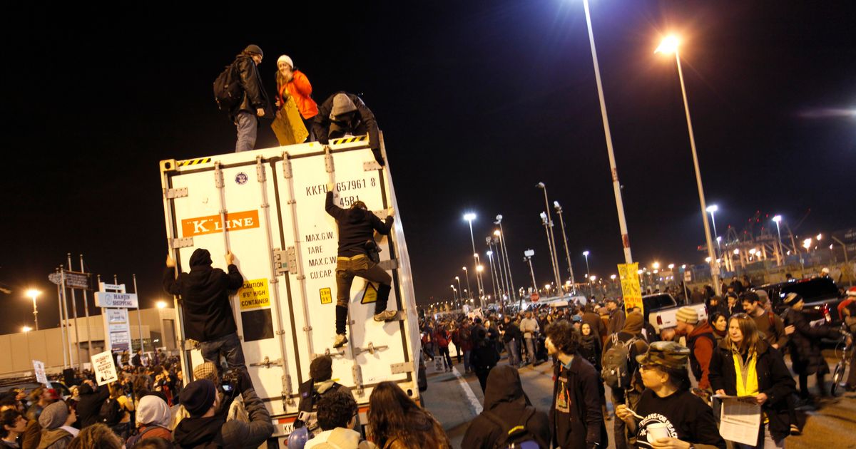 400 Occupy Oakland Protesters Arrested After Invading City Hall and ...