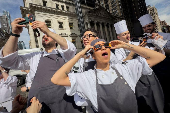 New Yorkers Watching the Solar Eclipse: See Photos