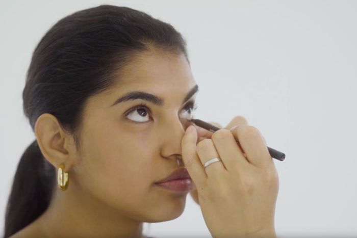 How to Apply Eyeliner - Step-by-Step Tips, Pics & Video