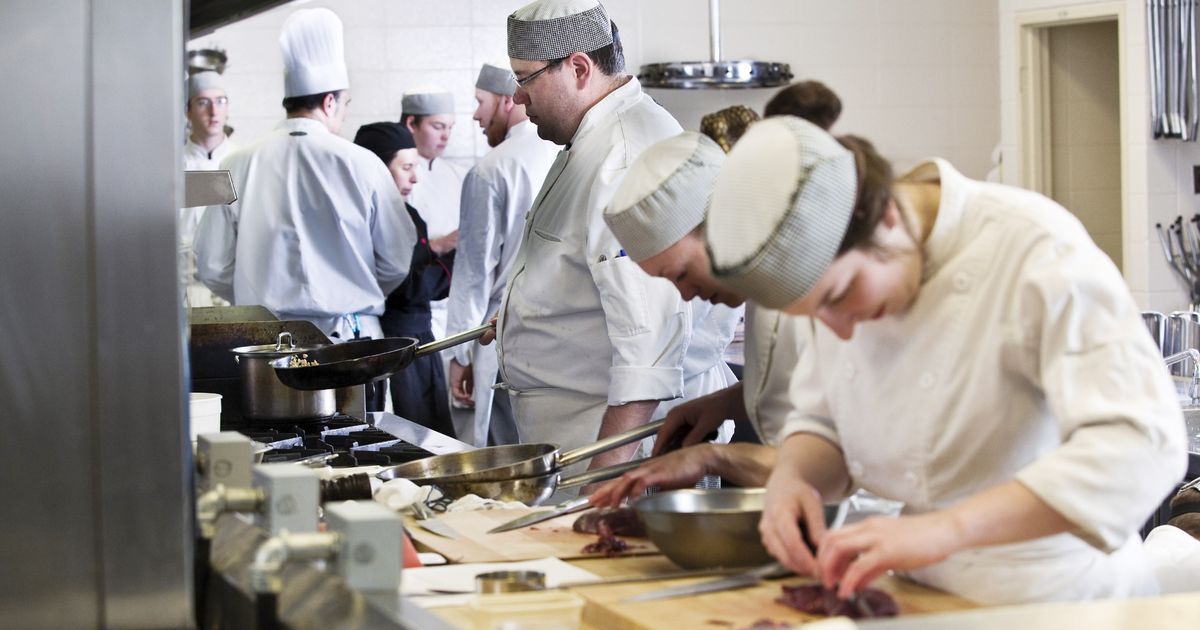 New Report Finds 40% of Restaurant Workers Live in Near Poverty