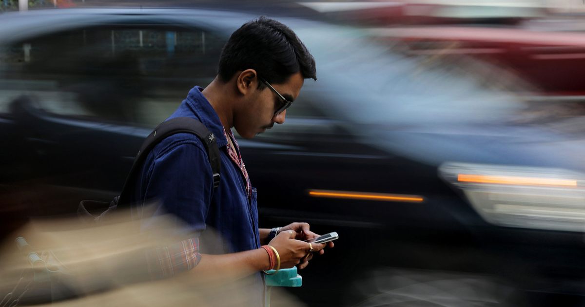 A New Jersey Lawmaker Wants to Fine People for Texting While Crossing ...