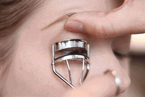 GIF Lesson: How to Apply Individual False Lashes