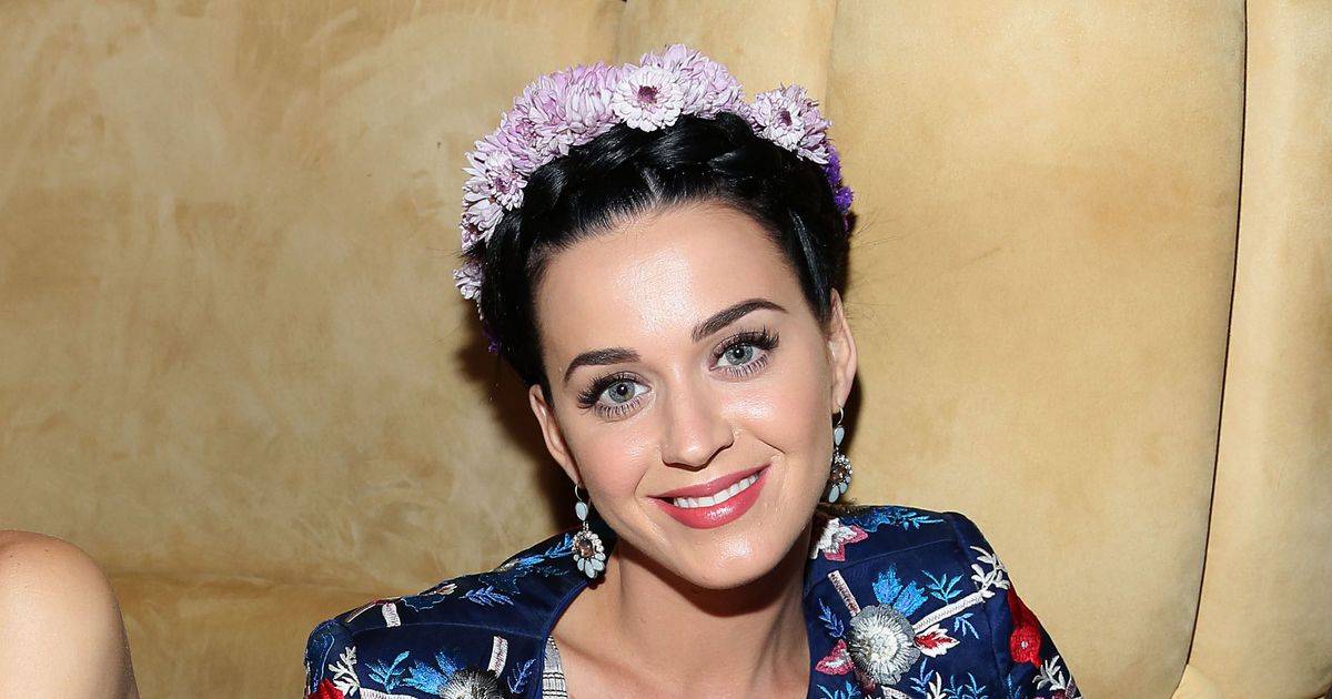 Katy Perry’s Braided Flower Crown: A Multi-Zoom Analysis
