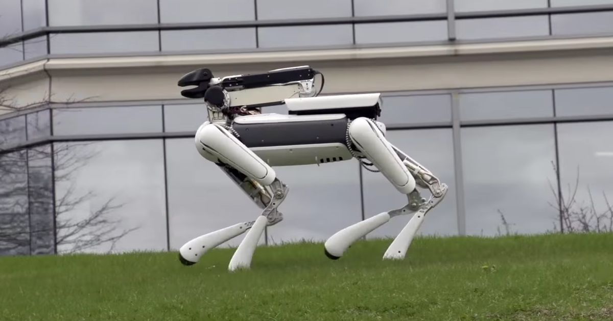 Google robot SpotMini does the dishes