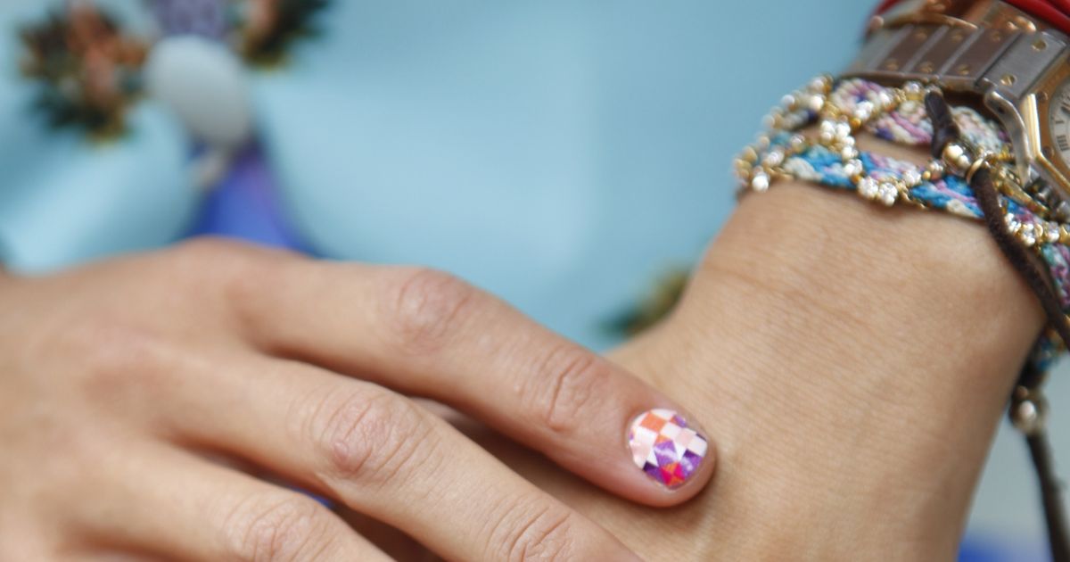 Zoom Shot: Nail Art on the Street