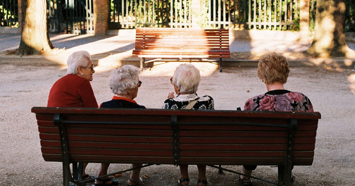 Four Best Friends Were Buried Under ‘FRIENDS’ Tombstone