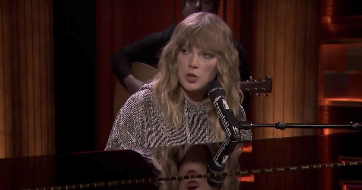 Taylor Swift Plays ‘New Year’s Day’ on ‘Tonight Show’