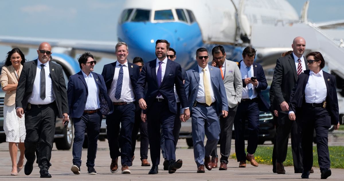 Vance Awkwardly Doesn’t Confront Harris on Plane Tarmac