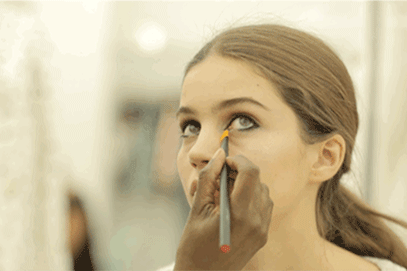 Beauty GIF: How to Draw Stop-Start Eyeliner