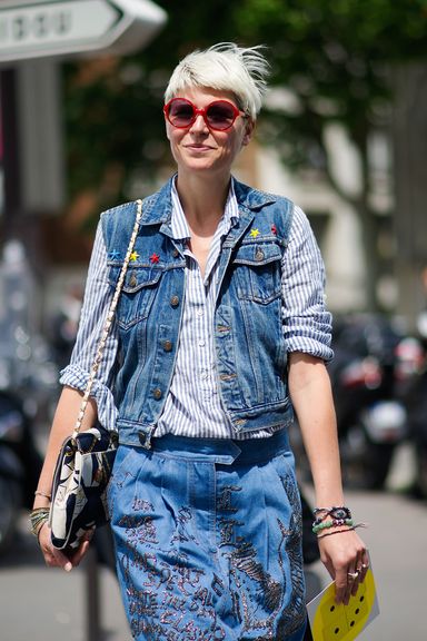 Street Style: Hawaiian Print and Bursts of Brightness Sweep Paris