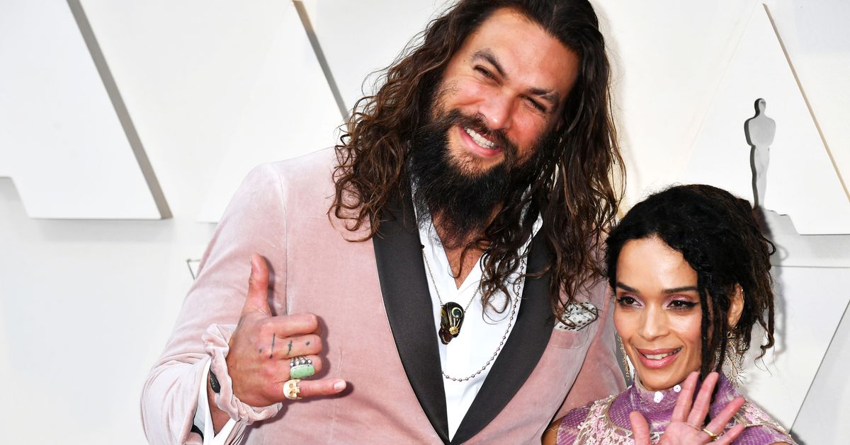 Jason Momoa Wears Pink Velvet Fendi Scrunchie to Oscars 2019