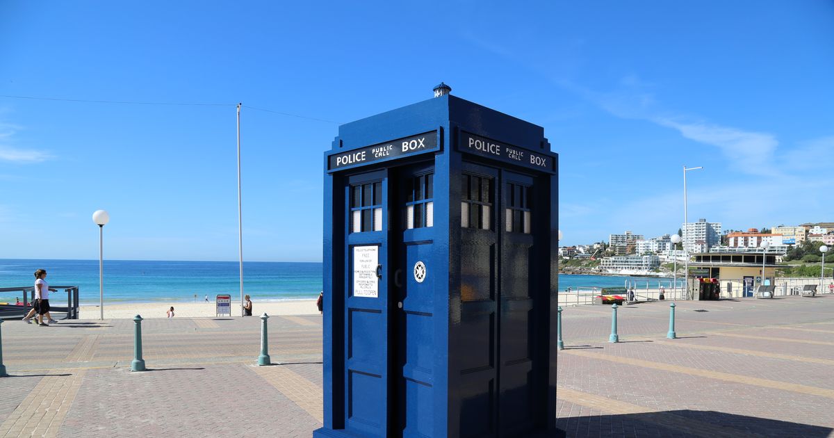 This Life-size Lego TARDIS Replica From Doctor Who Is Made Out of ...