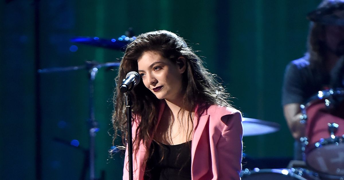 Lorde Performed in a Bubblegum-Pink Suit
