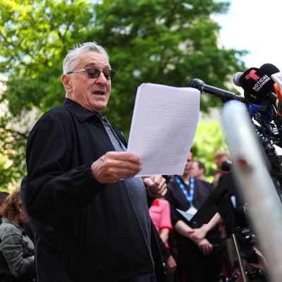 Trump Calls His Foes ‘Deranged’ in Rant on Deporting De Niro