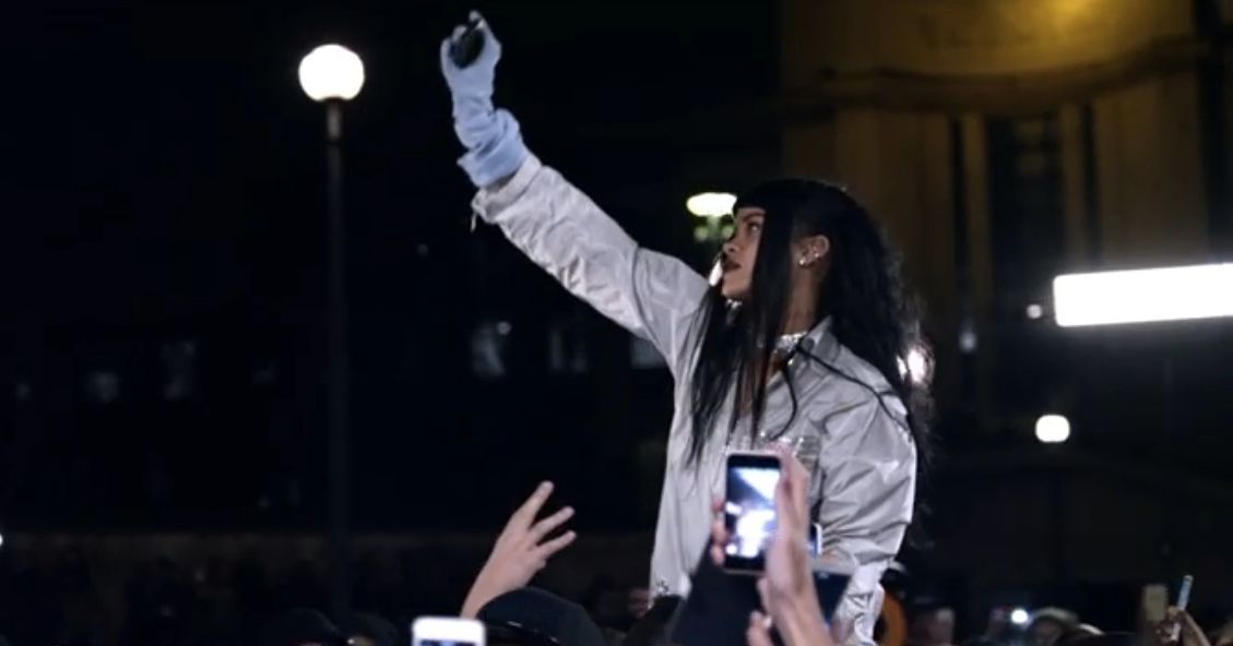 Watch Rihanna Run Bravely Into a Crowd of Screaming Fans for Her ...